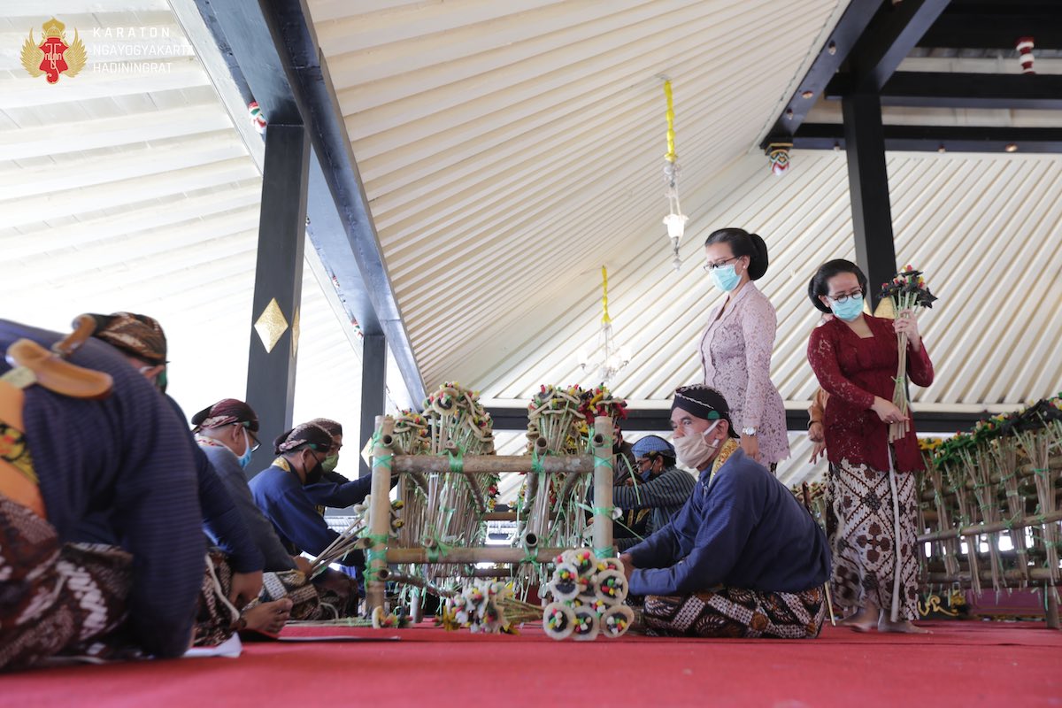 Jaga Esensi Garebeg, Keraton Yogyakarta Bagikan Ubarampe Gunungan Jaga Esensi Garebeg, Keraton Yogyakarta Bagikan Ubarampe Gunungan